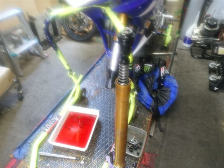 Bikeshop-icu | icu racing team ヤマハ YZF-R125 レース仕様にセットアップ チーム員ビックバリーくん タイヤ交換やフォークのOH